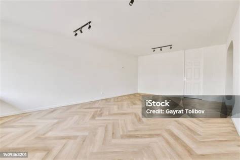 白い壁と寄木細工の床とアーチ道のある空の部屋 アパートのストックフォトや画像を多数ご用意 アパート イルミネーション カラー画像