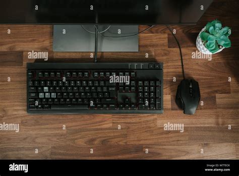 Gros Plan Sur Un Clavier Et Une Souris D Ordinateur Noirs Une Table En