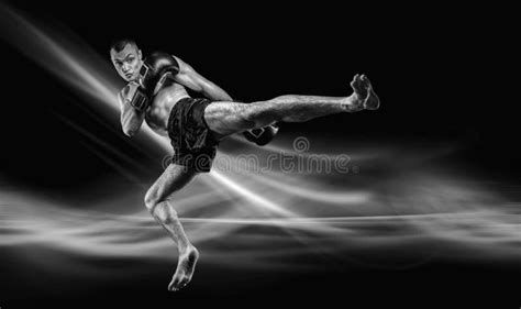 Imagen En Blanco Y Negro De Un Mma Fighter Concepto Kickboxing Imagen