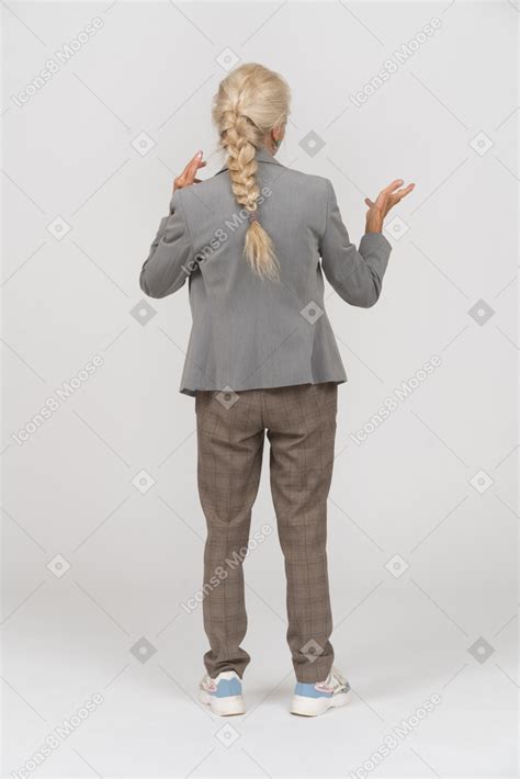 뭔가를 설명하는 양복을 입은 노부인의 뒷모습 사진