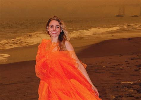 Den Amerikanske Influenceren Colette Leclair Slepes For å Posere Foran