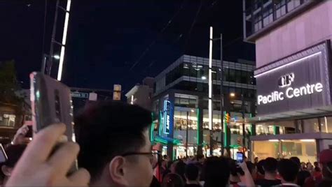 温哥华爱国人士唱国歌抗议港独游行！并打出爱中国，爱香港，反港独反暴力的标语凤凰网视频凤凰网