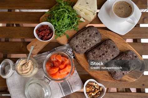 호밀빵 샌드위치 크림 치즈와 훈제 연어 Arugula 소박한 나무 배경 상단 보기에 건강 한 맛 있는 간식 아침 식사 또는 전채
