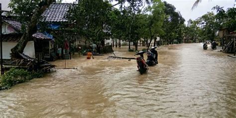 7 Kecamatan Di Pandeglang Terendam Banjir Faktabanten Co Id