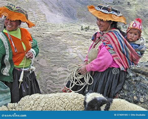 Mujeres En Los Andes Peruanos Imagen Editorial Imagen De Paso Valle
