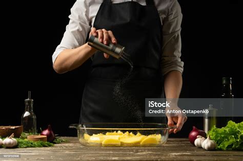 요리사는 야채 소금 뿌리 굽기 전에 감자를 준비 합니다 가로 사진입니다 검은 배경 메뉴 컨셉 요리 건강 한 식습관에 대 한 깨끗한에 대한 스톡 사진 및 기타 이미지 Istock