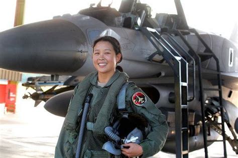 Captain Khoo Teh Lynn Singapores First And Only Female Fighter Pilot