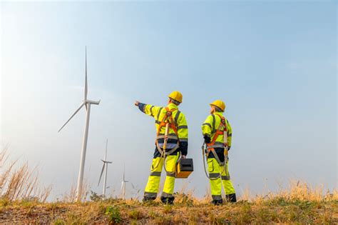 전기 에너지를 생성하기 위해 풍력 터빈 농장 순환에서 균일한 홀드 장비 상자 검사 작업을 수행하는 엔지니어 녹색 생태 전력 에너지 생성 풍력 지속 가능한 에너지 개념 발트