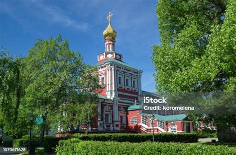 Novodevichy 수도원 모스크바 러시아에서에서 축복 받은 성모 마리아의 가정 사원 건물 외관에 대한 스톡 사진 및 기타