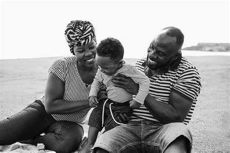 Afrikanische Familie vergnügt sich im Sommerurlaub am Strand Der Schwerpunkt liegt auf der Hand