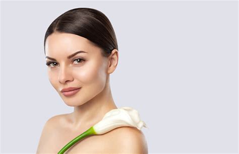 흰색 바탕에 칼라와 아름 다운 여자의 초상화입니다 전문 메이크업과 스킨케어 여자에 대한 스톡 사진 및 기타 이미지 여자 카라 한 명의 여자만 Istock