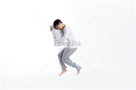 떠다니는 집 남자가 잠들어 있는 이미지 사진 무료 다운로드 Lovepik