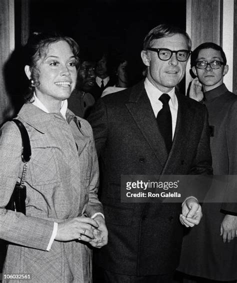 563 Mary Tyler Moore Cbs Photos And High Res Pictures Getty Images