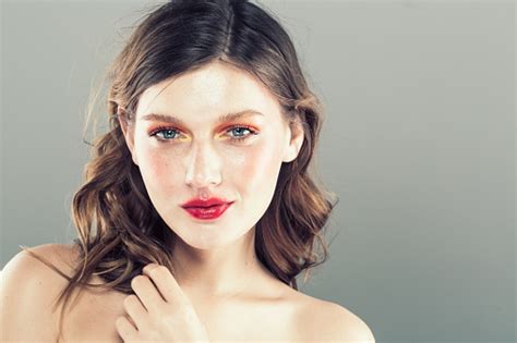 아름 다운 갈색 머리 여름 메이크업 뷰티 패션 여자 모델 핑크 입술 회색 배경입니다 갈색 머리에 대한 스톡 사진 및 기타 이미지 갈색 머리 곱슬 머리 눈 감기