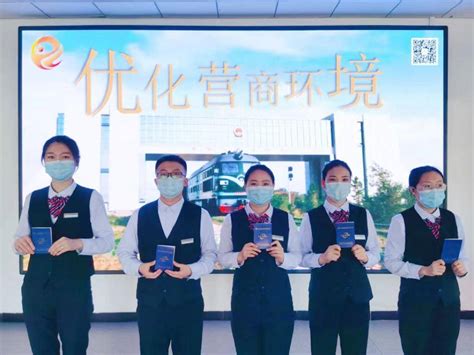 二连浩特市政务服务中心首批综合窗口办事员持证上岗！群众人员标准化