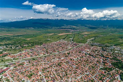 봄 날에 Bansko 불가리아 관광 스키 리조트 풍경 하늘에서 총 넓은 무인 항공기 건물 외관에 대한 스톡 사진 및 기타 이미지
