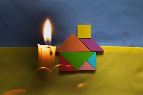 배경으로 우크라이나의 노란색 파란색 국기와 손에 촛불의 배경에 큐브로 만든 어린이 집 우크라이나에 전쟁이 없다 우크라이나를위한 기도 2022 국기에 대한 스톡 사진 및 기타