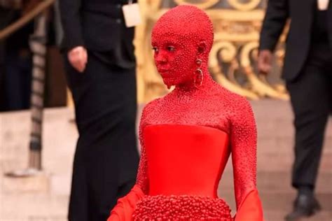 I Segreti Del Make Up Total Red Di Doja Cat Alla Paris Fashion Week