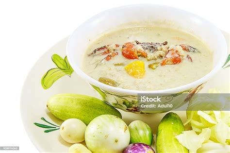 태국 전통 요리 튀긴 생선과 매운 칠리 페이스트 흰색 배경 아시아 먹는 음식 태국 음식에 고립 된 야채와 함께 제공 클로즈업