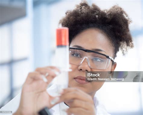 ビーカーチューブで化学液を実験する医学研究所で働く科学者化学者の女性 1人のストックフォトや画像を多数ご用意 1人 Dna