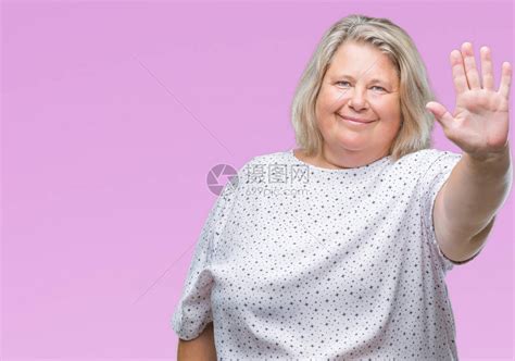 身处孤立背景的高级加大caucasian妇女停止用手掌唱歌高清图片下载 正版图片505635191 摄图网