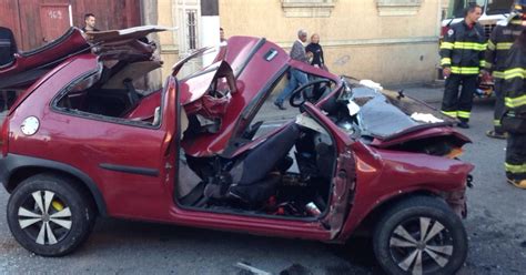 G1 Carro Bate Em Poste E Fica Destruído Em Santos Motorista