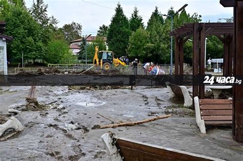 Обявиха частично бедствено положение в Белослав след бурята във Варненско Снимки