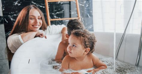젊은 어머니는 아들과 딸을 돕습니다 욕조에서 씻는 두 아이 사진 Unsplash의 어머니와 아들 이미지