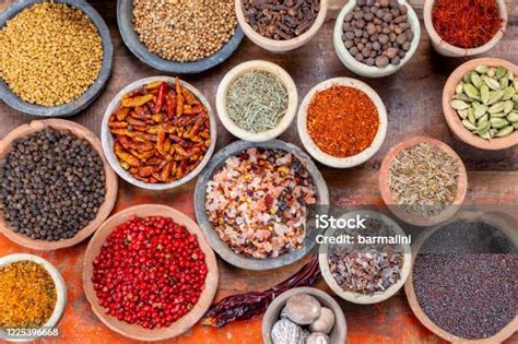 인도 향신료 컬렉션 말린 다채로운 조미료 견과류 포드 및 씨앗과 점토 그릇에 다른 향신료 0명에 대한 스톡 사진 및 기타 이미지 Istock