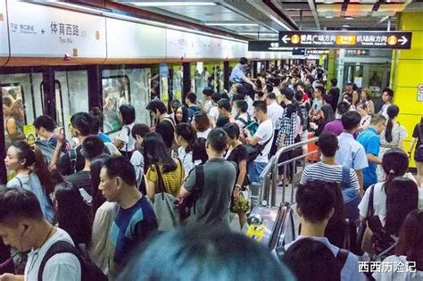 中國最「擁堵」的地鐵，不亞於日本，網友表示：10年沒坐過座位 每日頭條