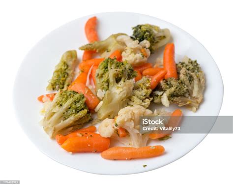 접시에 입증 된 야채흰색 배경에 고립 된 접시에 구운 야채broccoli와 당근 접시 상단 보기에건강 한 음식 0명에 대한 스톡