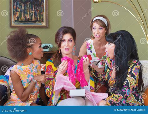 Mujer Chocada Que Sostiene La Ropa Interior Imagen De Archivo Imagen De Diverso Blanco