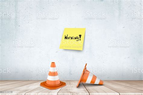위의 경고기호와 흰색 나무 바닥에 오렌지 건설 콘의 3d 렌더링 3차원 형태에 대한 스톡 사진 및 기타 이미지 3차원 형태