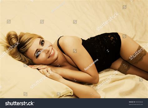 黒いランジェリーを着てベッドに横になっているセクシーな金髪の女の子写真素材56933626 Shutterstock