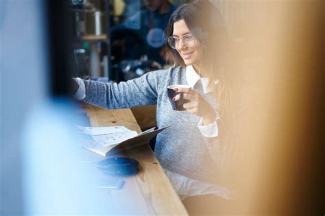 아늑한 카페 인테리어 앉아 흐리게 손가락 근처에 자유 시간을 보내고 즐기는 명랑 Hipster 여자 표시등 정면 매력적인 여성