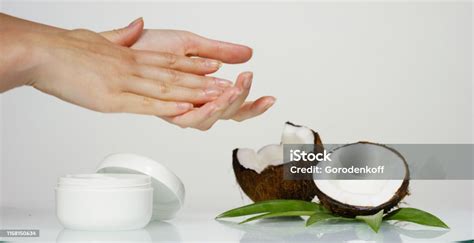 손 얼굴 및 피부를위한 신선한 영양 코코넛 밀크 보습 크림 흰색 배경에 고립 갈색에 대한 스톡 사진 및 기타 이미지 갈색