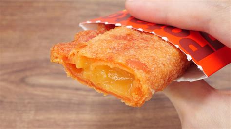 真っ赤な見た目のピリ辛パイ「スパイシーベーコンポテトパイ」がマクドナルドに登場したので食べてみた Gigazine