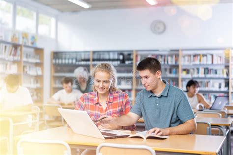 Het Europese Schoolmeisje Met Een Klasgenoot In De Bibliotheek Bereidt