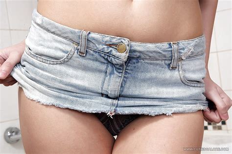 Sexy Teen Masturbates In The Bathroom Using A Toy And A Shower Porn