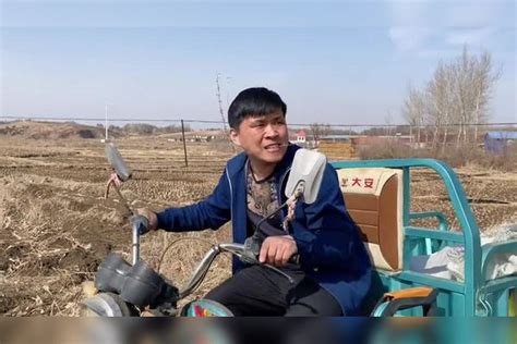 姐妹俩进城半路遇见劫匪，没想把劫匪打劫了，姐妹俩厉害劫匪半路