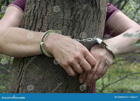 Mujer Atada A Un árbol En El Bosque Imagen De Archivo Imagen De Mujer