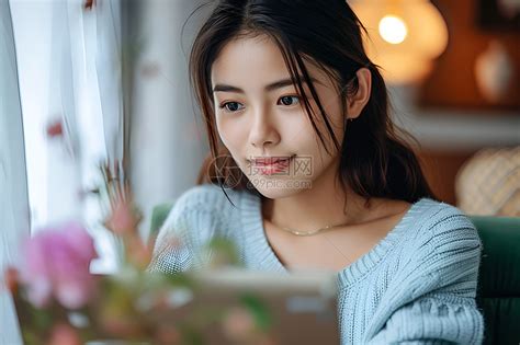 沉浸在电子世界中的女子高清图片下载 正版图片600994493 摄图网