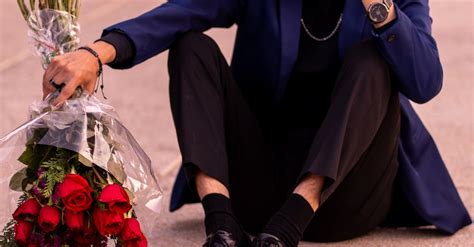 가벼운 간 감정 감정적 인 순간 검은 머리 고독 관찰 나타내는 낮 내성 도시의 따뜻한 음색 라탐로베치 라탐피플치 라틴 아메리카 사람들 라틴계