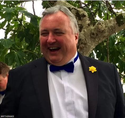 John Eifion Y Weddi Lyrics