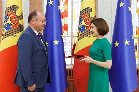 Fostul Ministru De Externe Bogdan Aurescu Decorat De Maia Sandu Cu