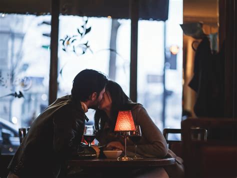 Kiss Hug Hold Hands What Exactly Do People Expect On A First Date