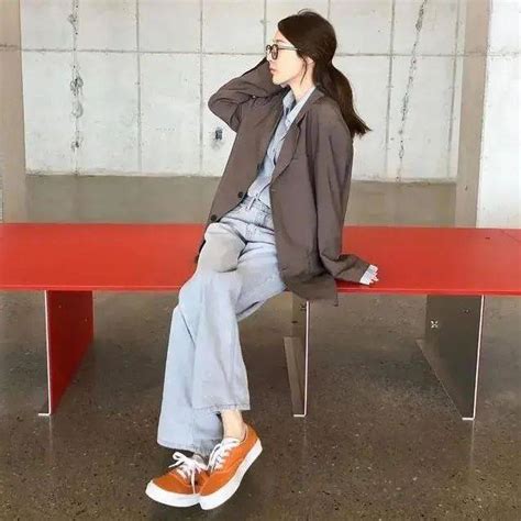 西装配小白鞋不吃香了，今秋流行“西装这4双鞋”，高级又时髦黑色颜色白色