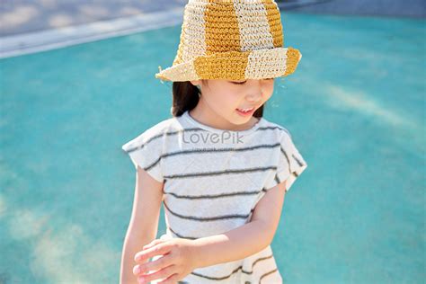 햇빛 모자를 쓰고 행복 웃는 소녀 사진 무료 다운로드 Lovepik