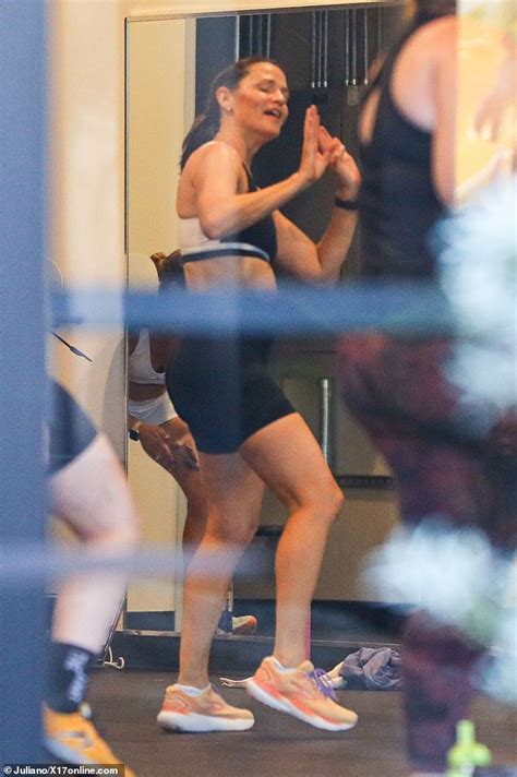 Jennifer Garner Flashes A Big Smile As She Slips Into Workout Mode In