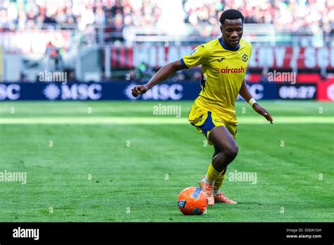 Daniel Oyegoke Of Hellas Verona Fc Seen In Action During Serie A 2025
